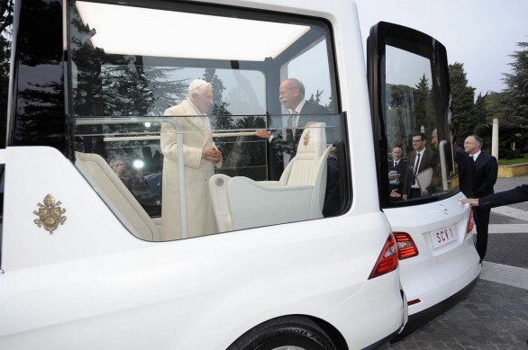 Pope’s car is the new coach of Benedict the XVI